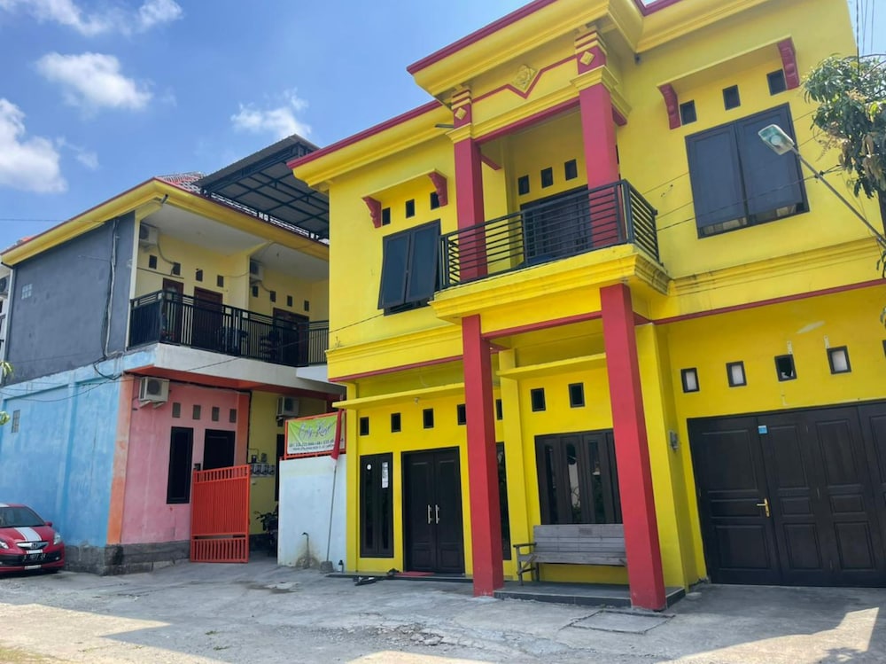 Oyo Life 93036 Eddy Homestay Syariah - Lamongan