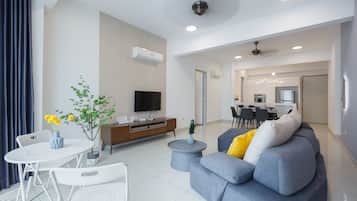 Apartamento executivo, 2 quartos, vista para a cidade | Área de estar | TV de tela plana