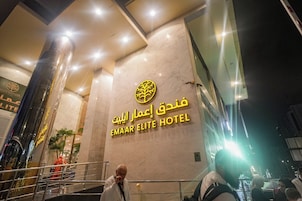 Exterior do Hotel Emaar Elite, com uma placa de destaque e um design arquitetônico moderno.