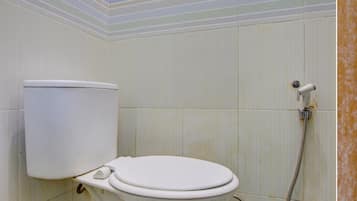 Quarto Duplo Deluxe | Casa de banho | Um polibã, toalhas fornecidas, sabão