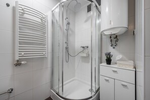 Apartamento conforto | Banheiro | Toalhas de banho, sabonete, shampoo, papel higiênico
