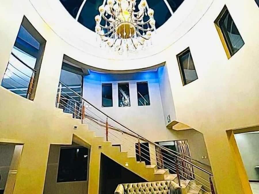 Quarto casal executivo | Área de estar | TV LED 50 polegadas com canais via satélite, Netflix, DVD player