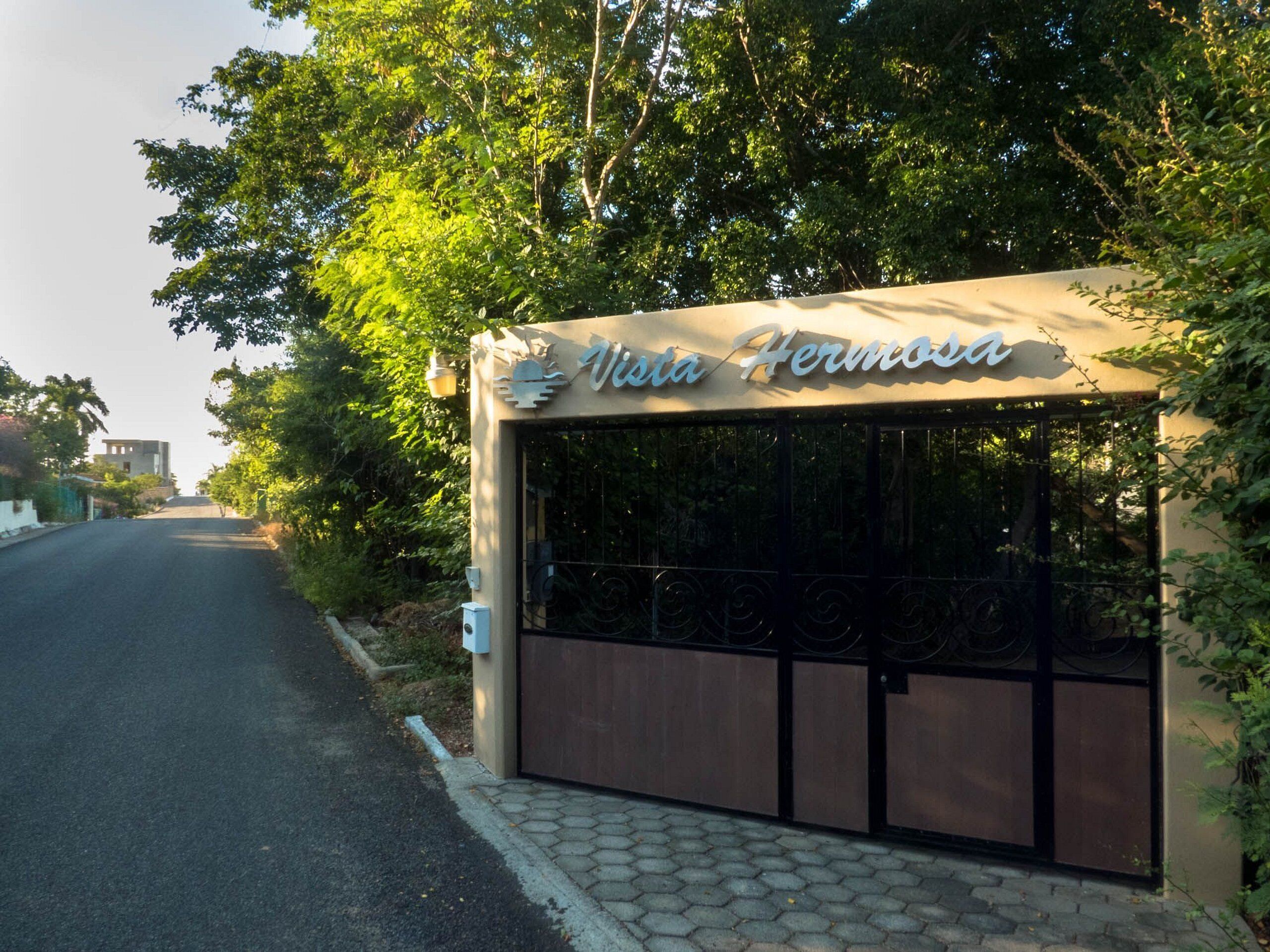 Entrada de um edifício com uma placa que diz "Vista Hermosa".