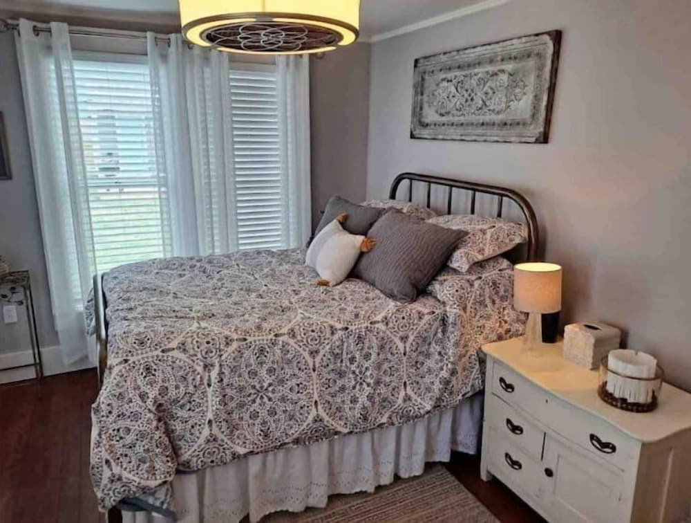 Steps To Downtown, Parks, And It's Dog-friendly! - Smithville, TX