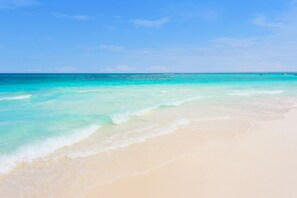 Praia particular, areia branca, barracas de praia (sobretaxa) 