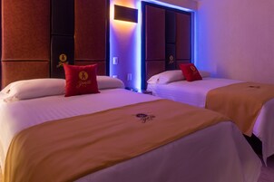 Quarto casal família, 2 camas de casal | Cofres nos quartos, individualmente mobiliados, escrivaninha