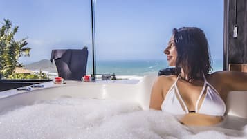 Suite-Estúdio Premier, 1 quarto, banheira de hidromassagem, vista para o mar | 1 quarto, minibar, cofre no quarto, com mobília individualizada