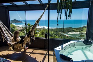 Cabana superluxo, 1 quarto, banheira de hidromassagem, vista para o mar | Área de estar | TV de tela plana