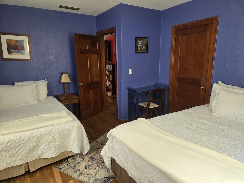 Colorful Family Friendly, Pet Friendly Bungalow, Sleeps 6 - Jacksonville, Fl - Jacksonville, FL