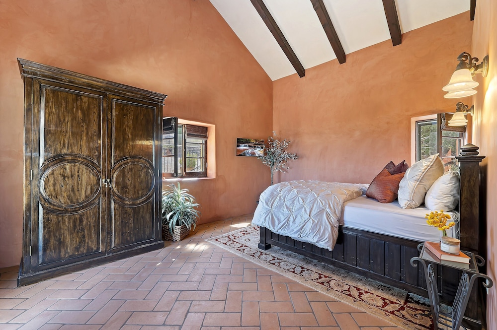 Temecula Valley Wine Country Area - European Villa On 20 Acre Vineyard - Murrieta, CA