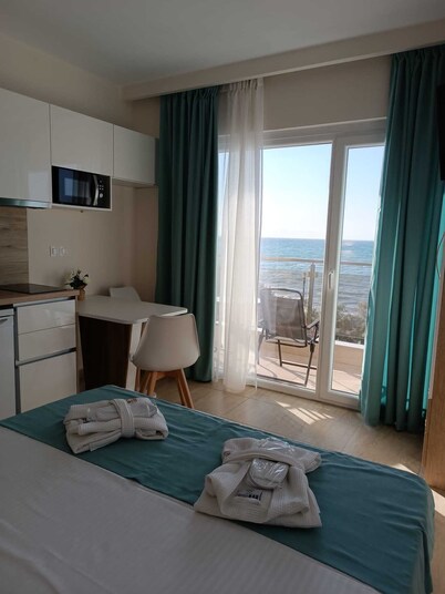 Navarino Luxe Suites with Sea View