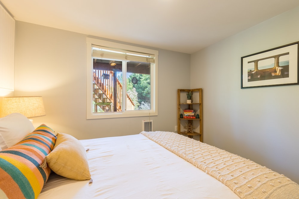Mid-century Beach Cabin By Avantstay | Walk To Beach - Port Townsend, WA