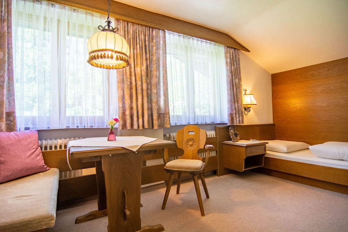 Quarto solteiro clássico | 1 quarto, roupas de cama antialérgicas, cofres nos quartos