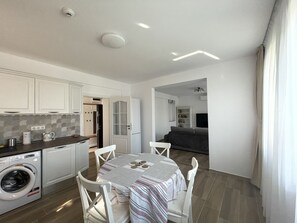 Apartamento | Cozinha privada | Geladeira grande, micro-ondas, fogão, cafeteira/chaleira