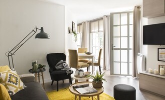 Apartamento premium | Área de estar | TV de tela plana 138 polegadas com canais digitais