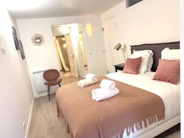 Apartamento luxo | Escrivaninha, ferros/tábuas de passar roupa, Wi-Fi de cortesia