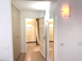 Apartamento luxo | Banheiro | Chuveiro, produtos de toalete grátis, secador de cabelo, chinelos