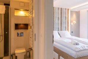 Apartamento conforto | Banheiro | Toalhas de banho, sabonete, shampoo, papel higiênico