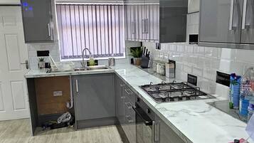 Casa | Cozinha privada | Um frigorífico, um micro-ondas, um forno, uma placa de cozinha