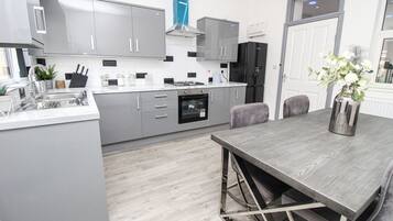 Casa | Cozinha privada | Um frigorífico, um micro-ondas, um forno, uma placa de cozinha