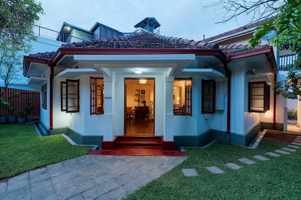 Beautiful Villa & Private Garden With Home Cook, 12 Guests - Colombo