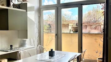 Apartamento Básico | Cozinha privada | Um frigorífico/congelador grande, um forno, uma máquina de lavar louça