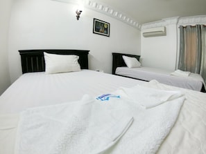 Secretária, Wi-fi grátis, roupa de cama fornecida 
