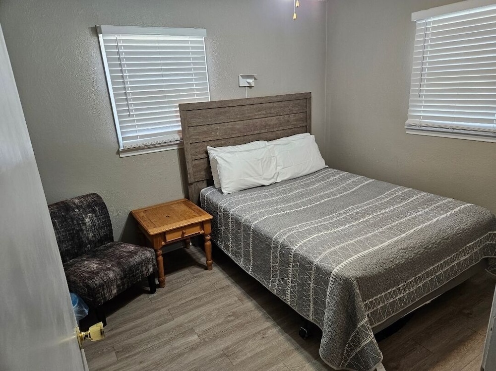 5 Minutes From Tech/umc // Book A Quaint 3 Bedroom Home W/wifi And Laundry - Lubbock, TX