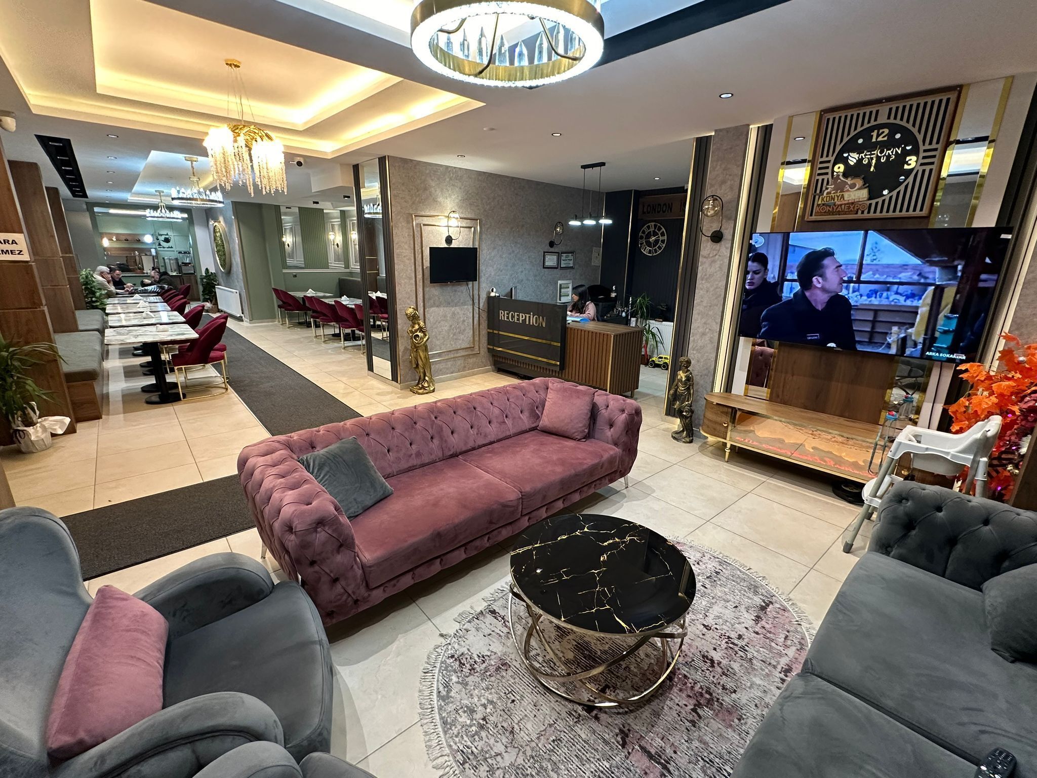 Televisor LCD de 100 cm com canais via satélite 