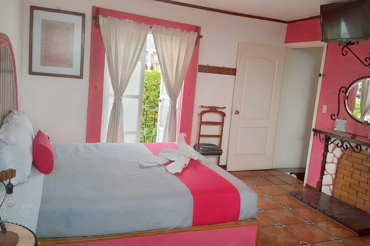 Quarto casal júnior | Edredons de pluma, ferros/tábuas de passar roupa, Wi-Fi de cortesia