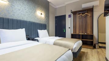 Quarto família | Roupas de cama premium, frigobar, escrivaninha