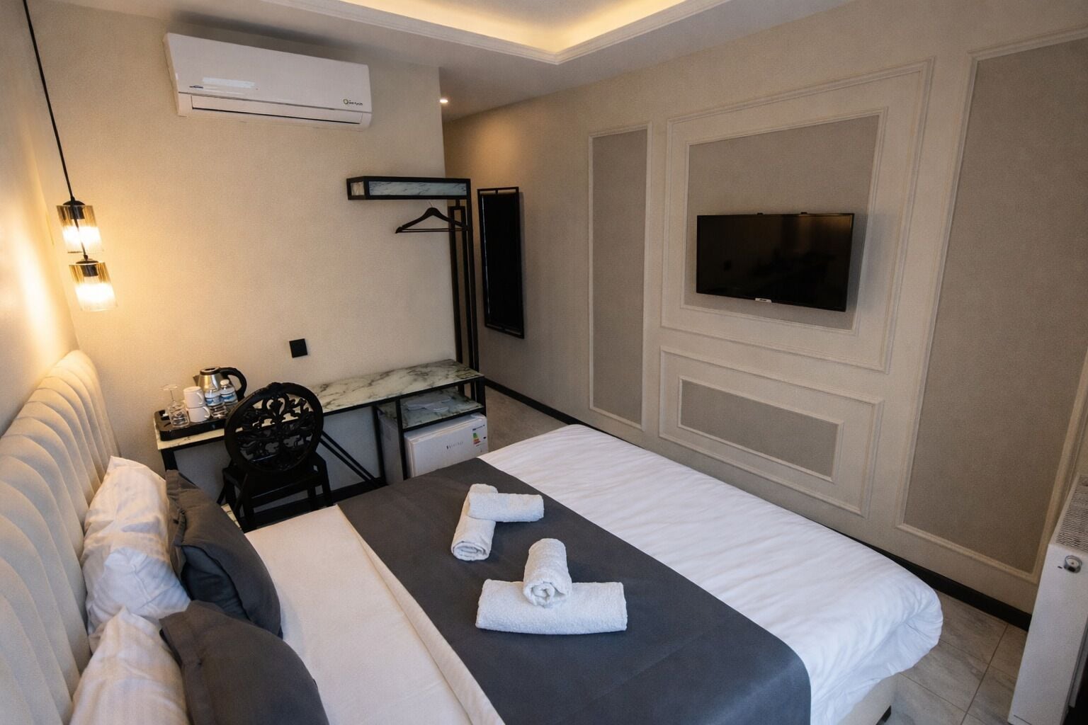 Roupa de alta qualidade, minibar, secretária 