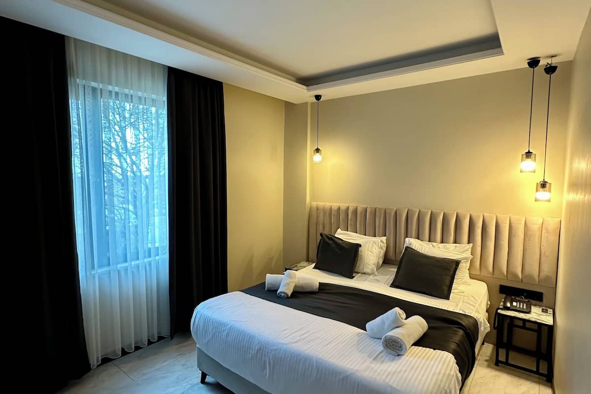 Quarto Duplo Deluxe, varanda | 1 quarto, roupa de alta qualidade, secretária