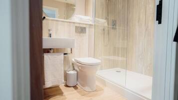 Um polibã, um secador de cabelo, toalhas fornecidas