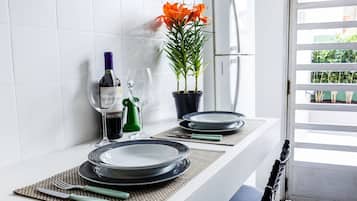 Villa | Cozinha privada | Um frigorífico, um micro-ondas, liquidificador, utensílios de cozinha
