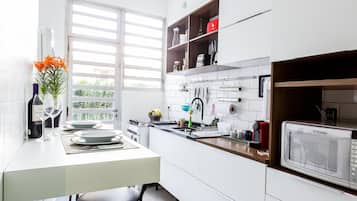 Villa | Cozinha privada | Um frigorífico, um micro-ondas, liquidificador, utensílios de cozinha