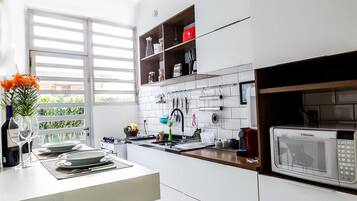 Villa | Cozinha privada | Um frigorífico, um micro-ondas, liquidificador, utensílios de cozinha