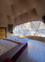 Edredons de pluma, cortinas blackout, roupa de cama