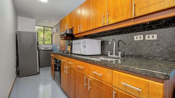 Apartamento, 2 quartos (105) | Cozinha privada | Geladeira, micro-ondas, fogão, cafeteira/chaleira