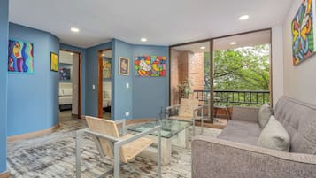 Apartamento, 2 quartos (105) | Área de estar | TV LED 50 polegadas com canais digitais