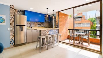 Apartamento, Vista para a cidade | Cozinha privada | Uma cafeteira/bule, um frigorífico, um micro-ondas, um forno