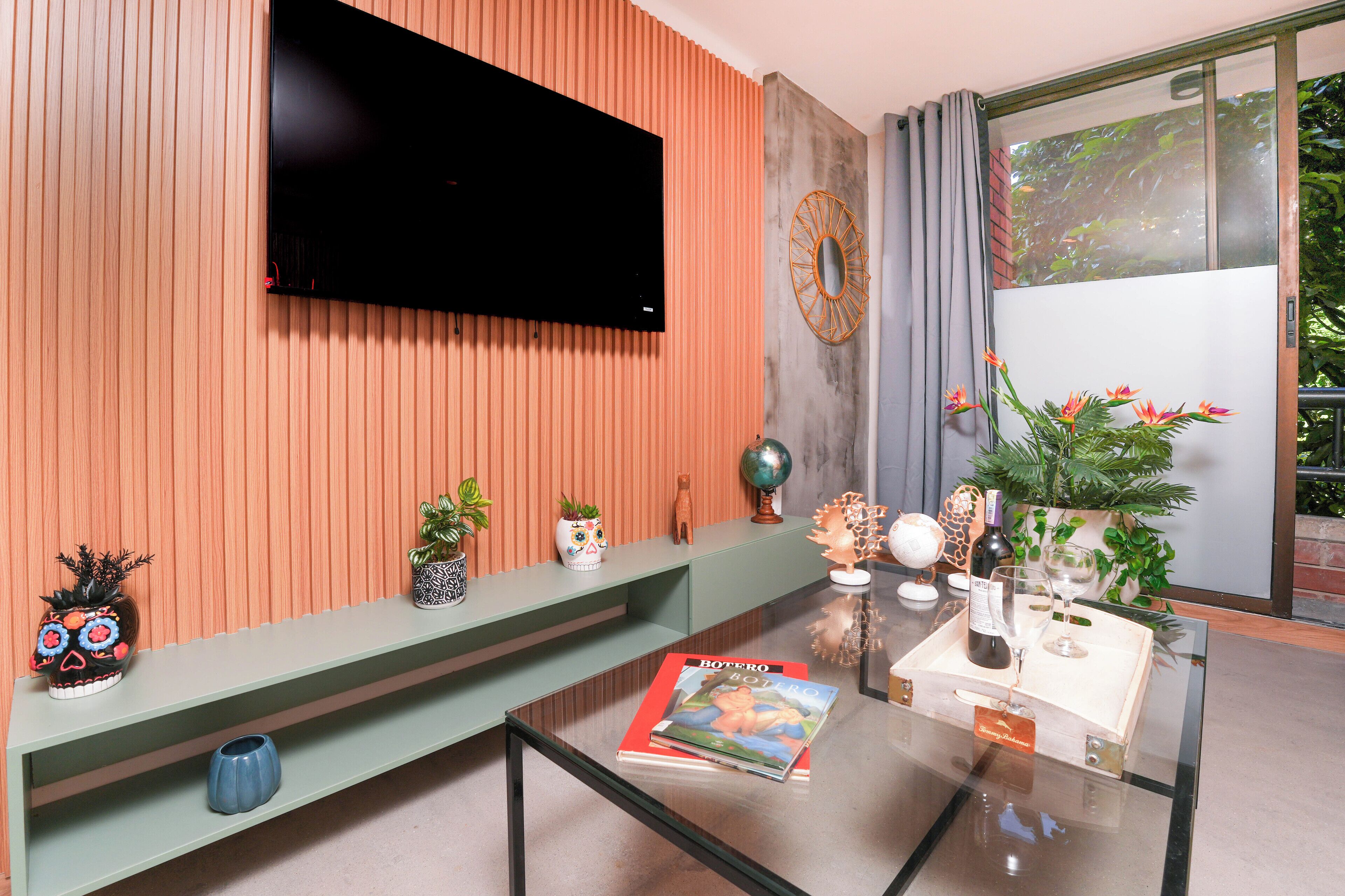 Apartamento Deluxe, 2 quartos (301 B) | Sala de estar | Televisor LED de 50 polegadas com canais digitais 