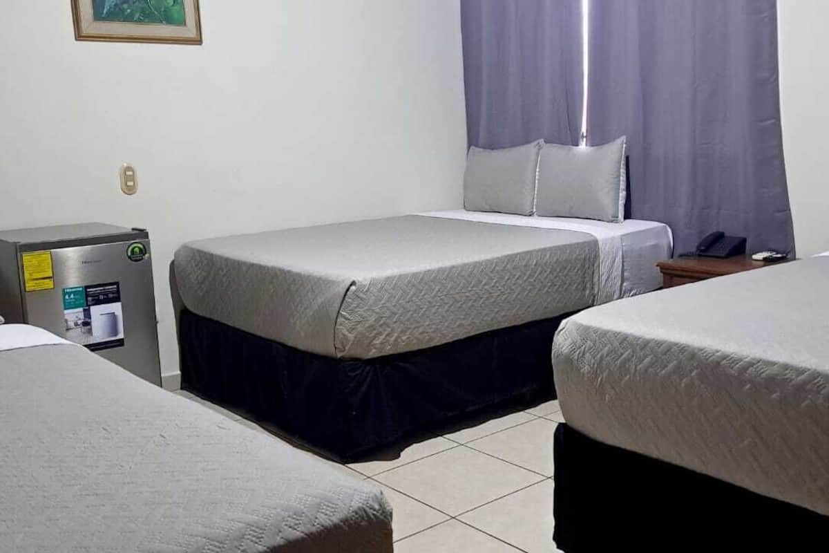 Quarto Triplo Superior | Roupa de alta qualidade, edredões de penas, secretária