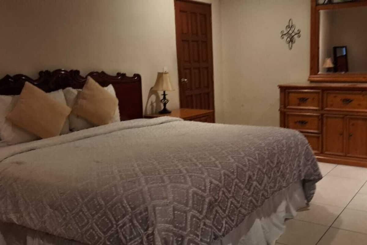 Quarto Individual Deluxe | Roupa de alta qualidade, edredões de penas, secretária