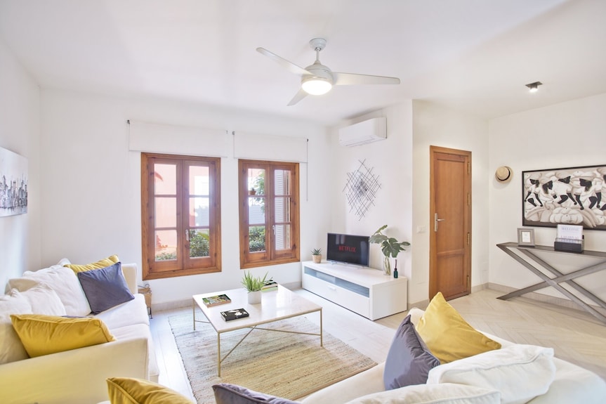 Beachfront Escape 3 Bed House - Stunning Sea Views - Marbella