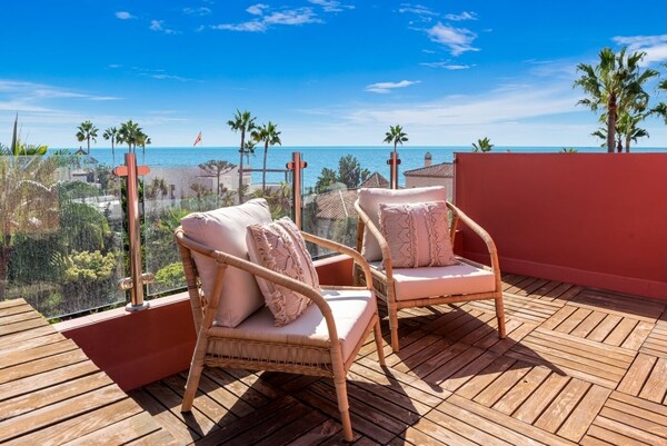 Beachfront Escape 3 Bed House - Stunning Sea Views - Marbella