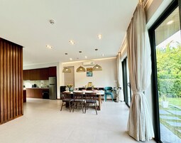 Vila com design assinado, 4 quartos | Cozinha privada | Geladeira grande, micro-ondas, cooktop, lava-louças