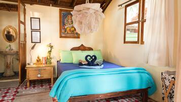 Quarto com cama, mesa de cabeceira, espelho, janela com cortinas e teto de madeira.