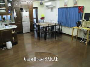 Dormitório compartilhado básico, somente para homens | Área de estar