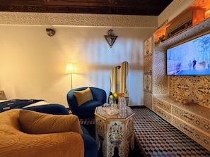 Suíte luxo, 1 quarto, para não fumantes, vista para o pátio | 4 quartos, individualmente decorados, individualmente mobiliados